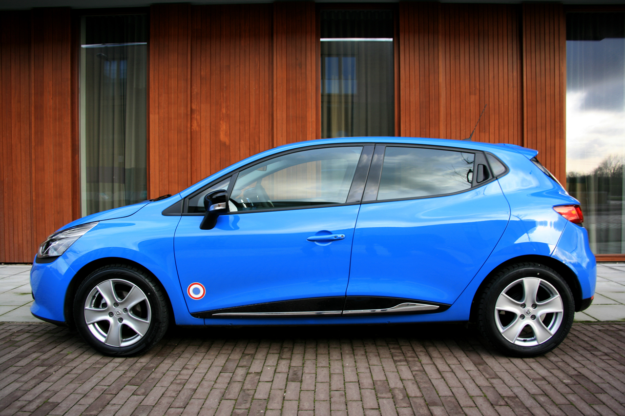 Renault Clio Zijkant - Twee broers, één drift: auto's | Love At First Drive